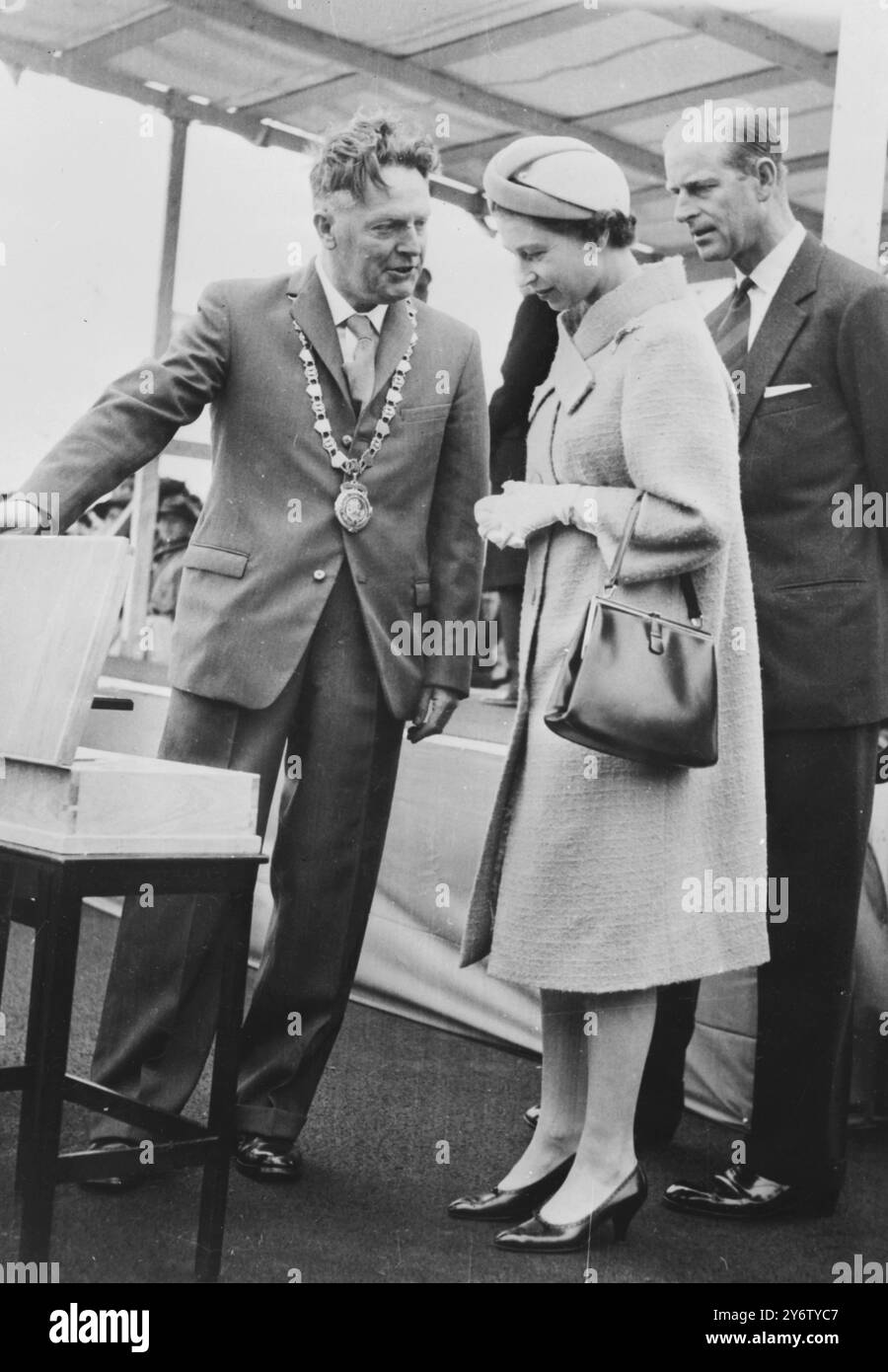 THE QUEEN ELIZABETH II WITH PRINCE PHILIP, DUKE OF EDINBURGH INSPECT ...