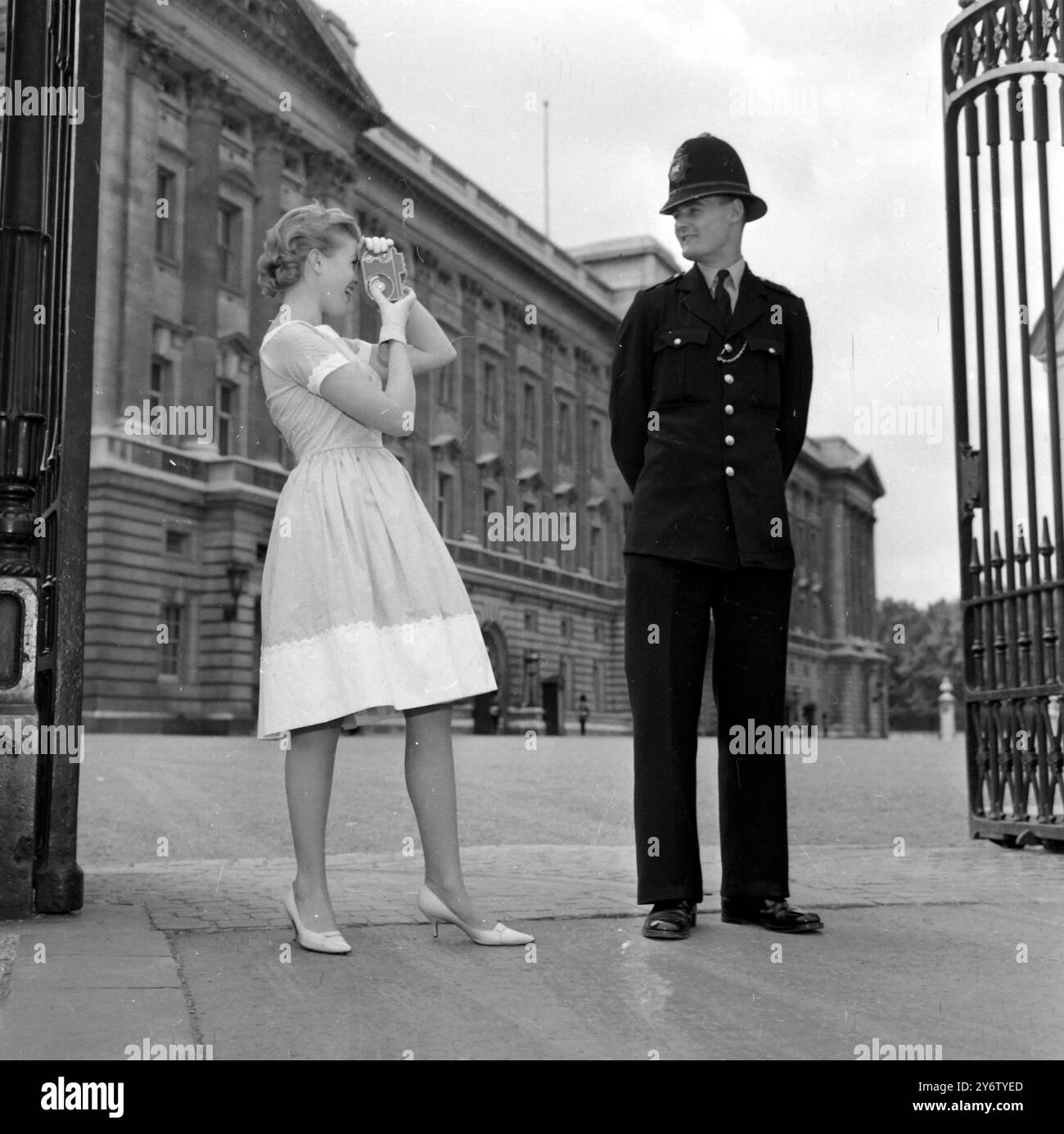 ROSEMARY SMITH WITH POLICEMAN OUT BUCKINGHAM PALAC 17 AUGUST 1961 Stock ...
