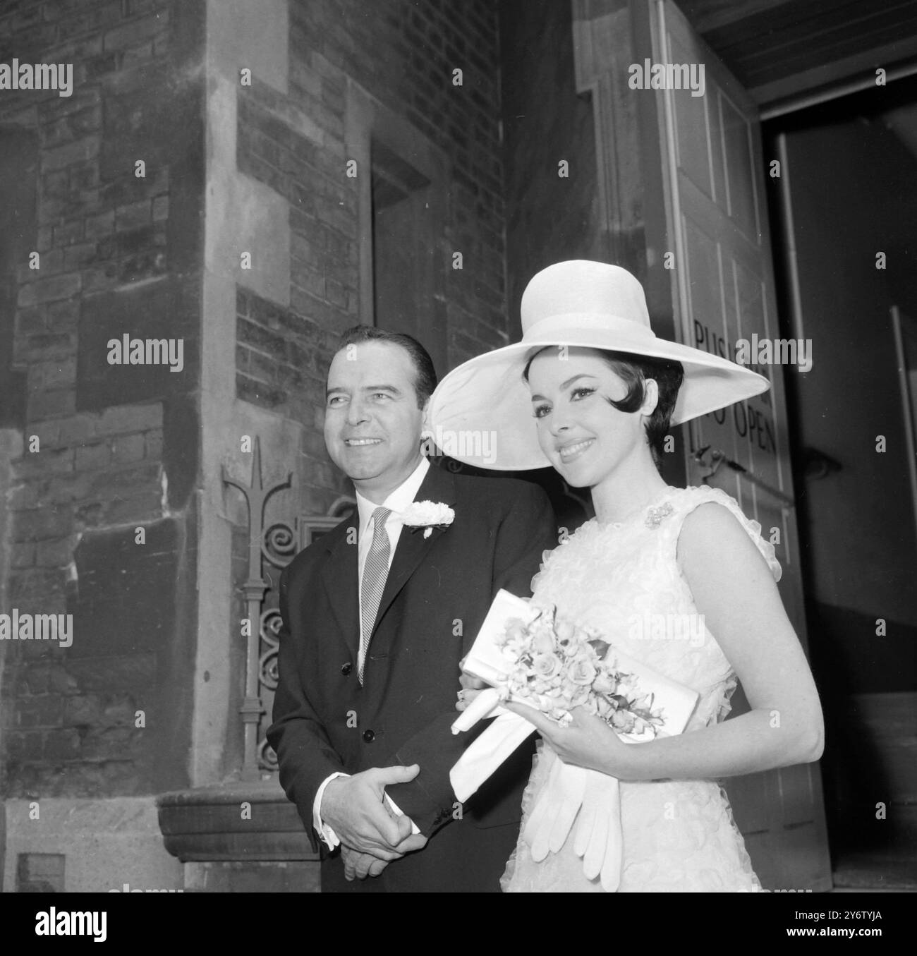 MARA LANE WEDS WILLIAM DUGGER MILLIONAIRE / 15 AUGUST 1961 Stock Photo ...