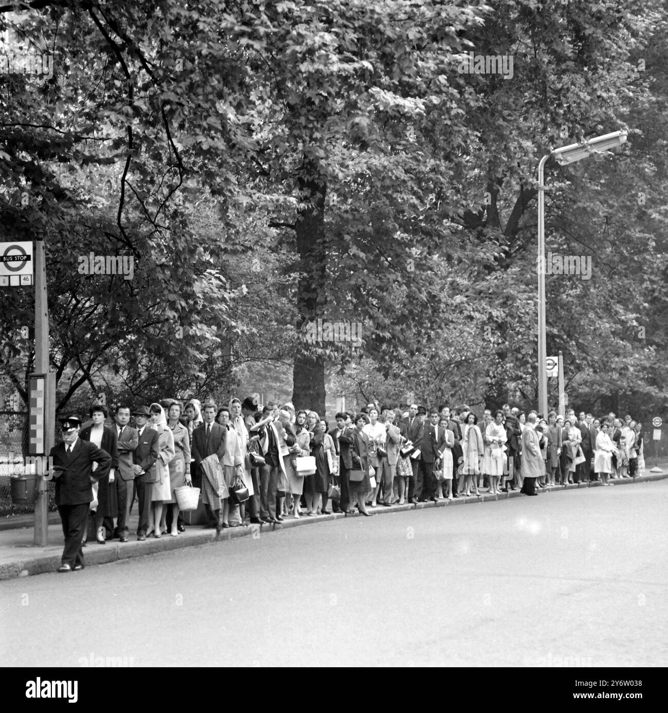 RAILWAYS ELECTRICAL FAILURE LONDON - QUEUES FOR BUS 11 AUGUST 1961 ...