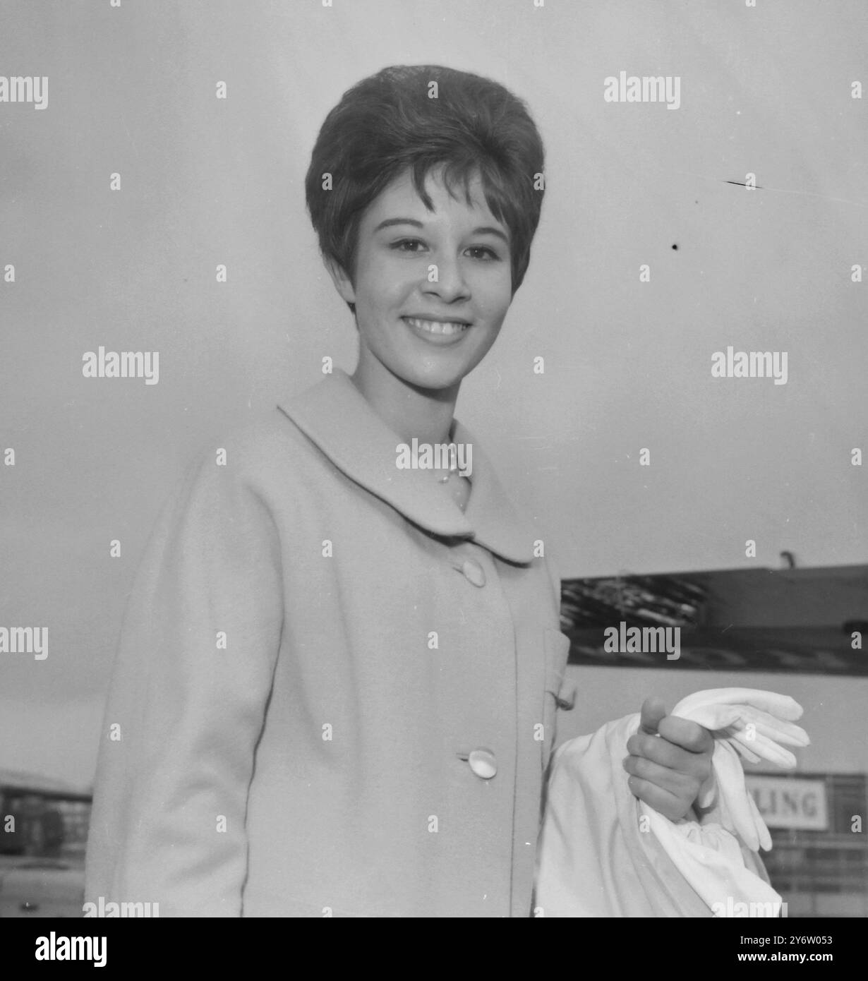 HELEN SHAPIRO POP SINGER ON TOUR / 8 AUGUST 1961 Stock Photo - Alamy