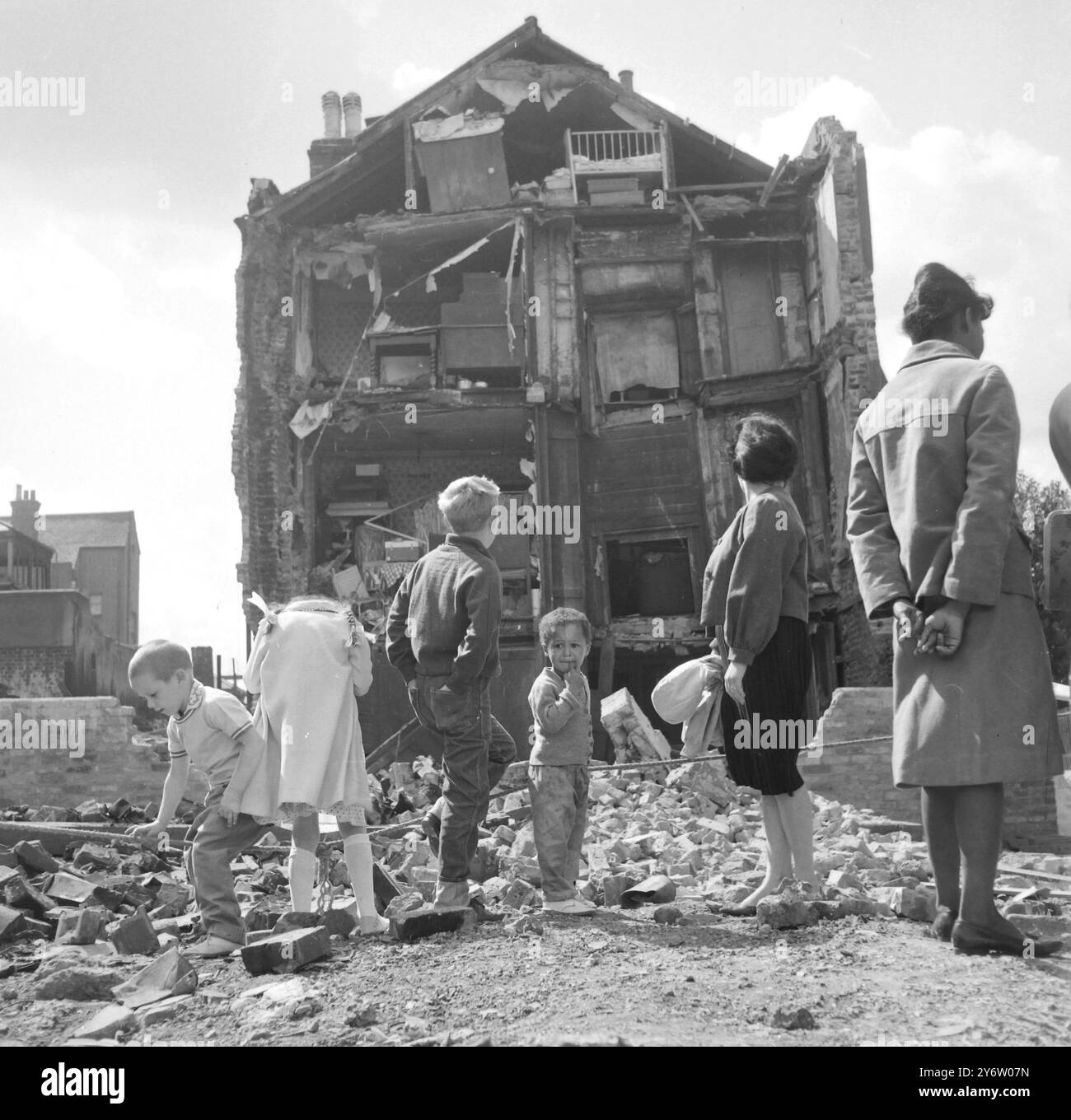 HOMES COLLAPSED HOUSE IN STEPNEY 9 AUGUST 1961 Stock Photo - Alamy