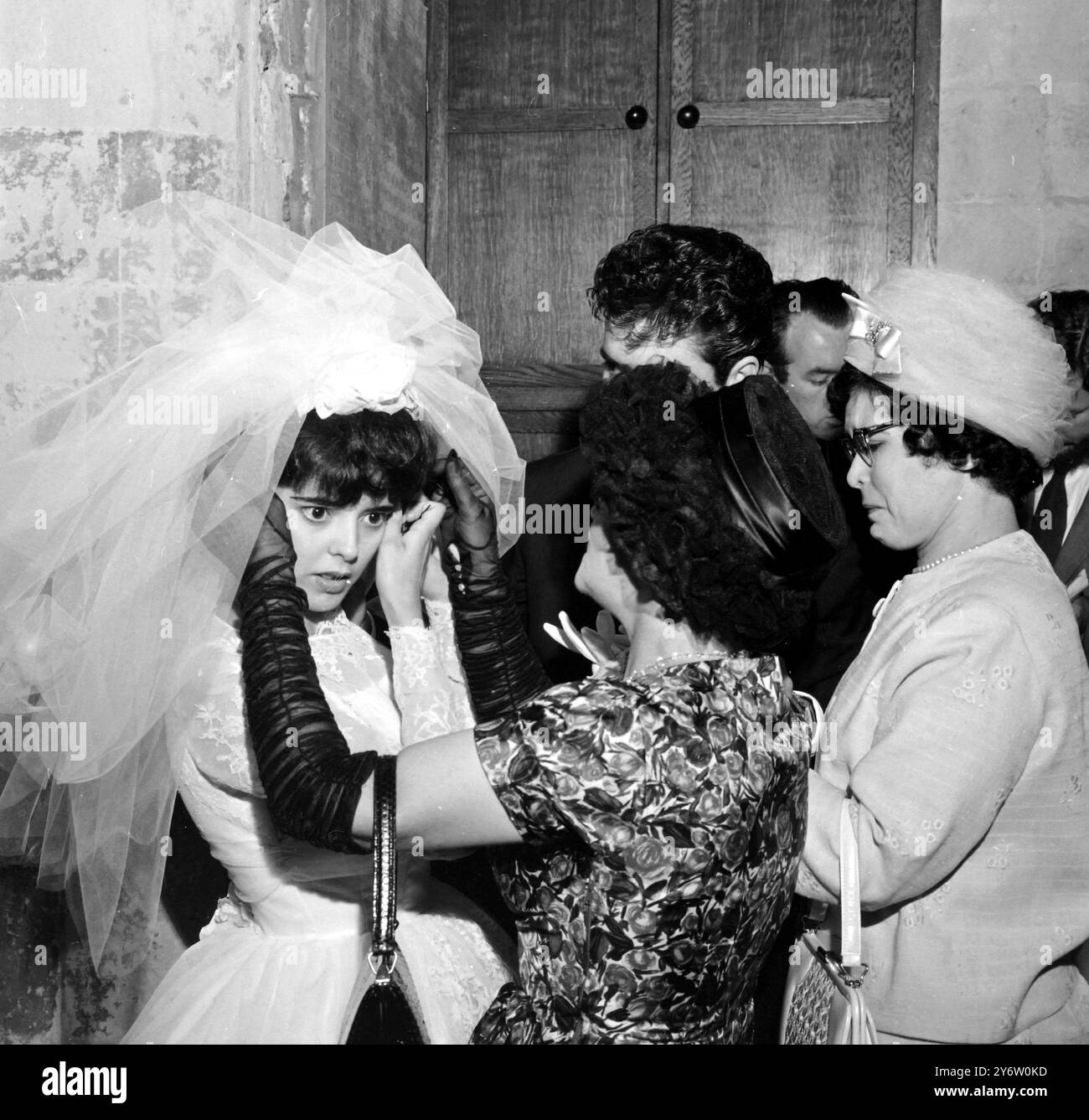 DONELLA WEBB WEDS PAUL STEVENS IN ESSEX / 5 AUGUST 1961 Stock Photo - Alamy