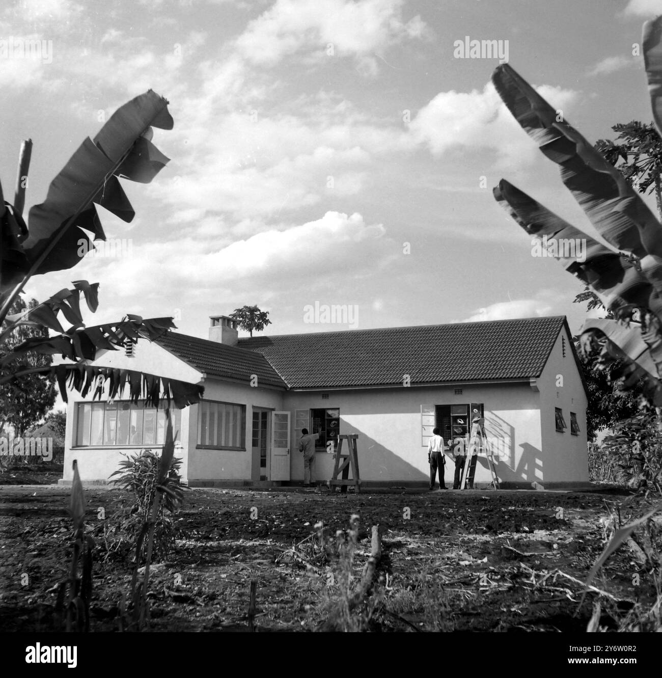 AFRICAN LEADER JOMO KENYATTA HOUSE - WORKMEN PAINTING BUNGALOW / 2 ...