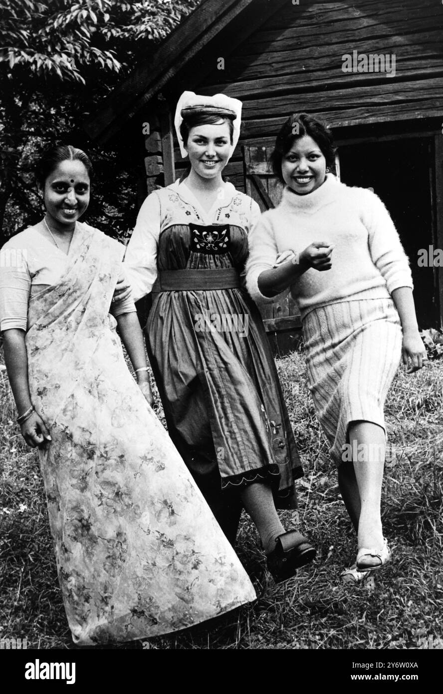 INDIAN AND SWEDISH TRADITIONAL DANCERS IN SWEDEN 3 AUGUST 1961 Stock ...