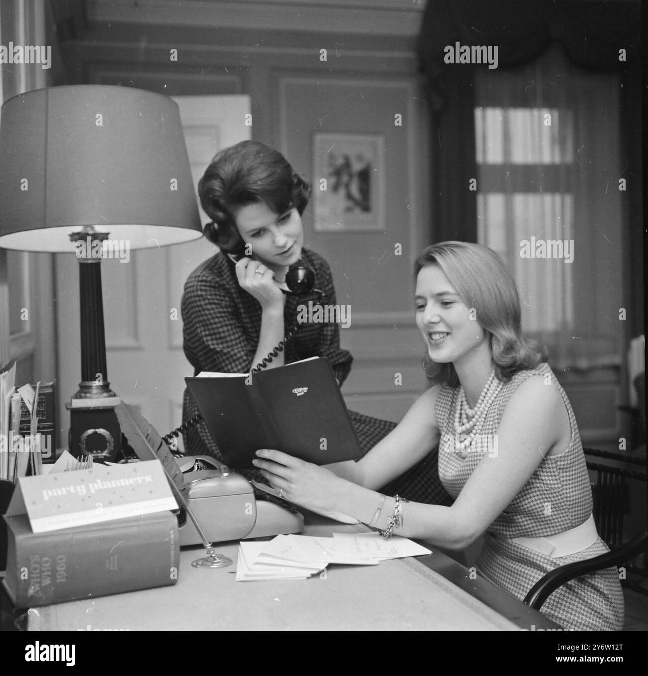 LADY ELIZABETH ANSON WITH JESSICA SCOTT ELLIS IN LONDON / 31 JULY 1961 ...