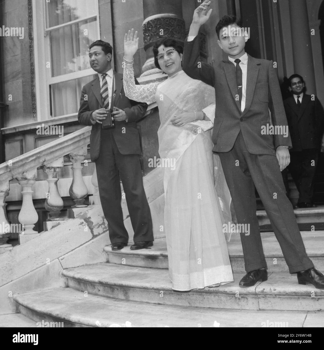 SHNI KALI PRASAM UPADHYAYA IN LONDON WITH WIFE AND SON IN LONDON / 1 ...