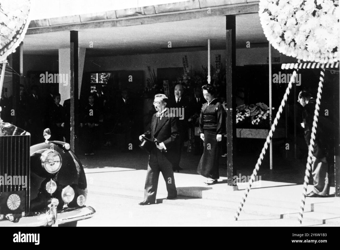 EMPEROR HIROHITO WITH WIFE OUTSIDE FUNERAL HALL 29 JULY 1961 Stock ...