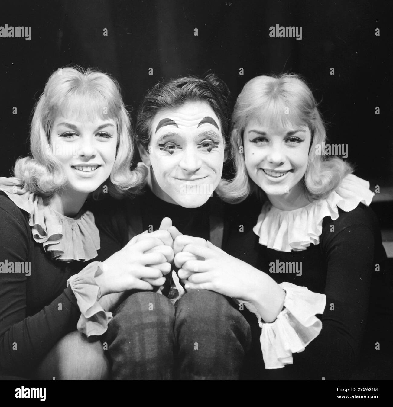 JENNIFER AND SUSAN BAKER TWINS ACTRESSES WITH DANCER AND SINGER ANTHONY ...