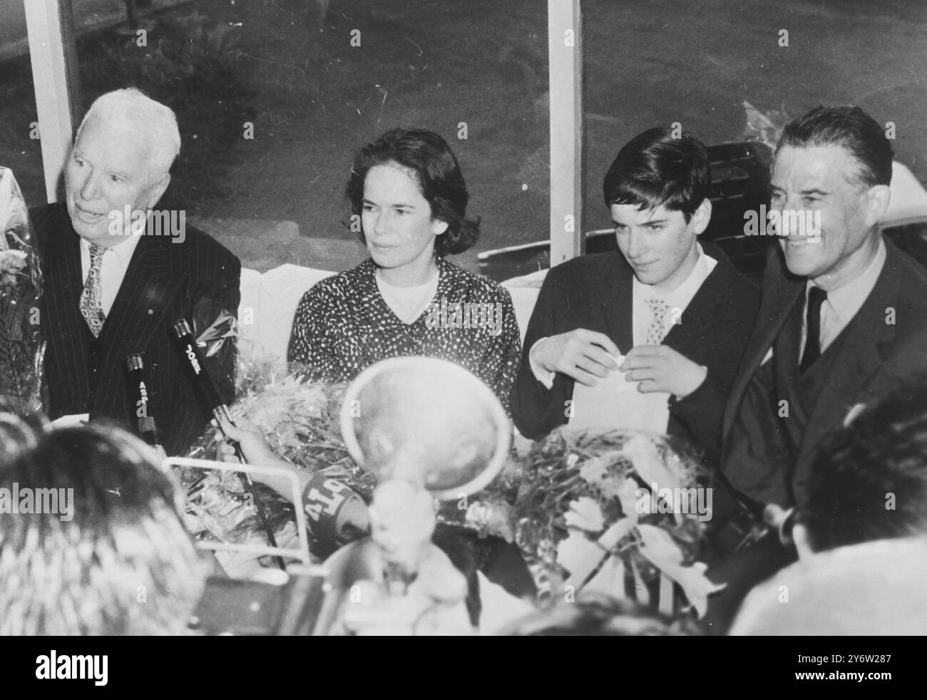 CHARLIE CHAPLIN WITH WIFE OONA VISITS JAPAN 24 JULY 1961 Stock Photo ...