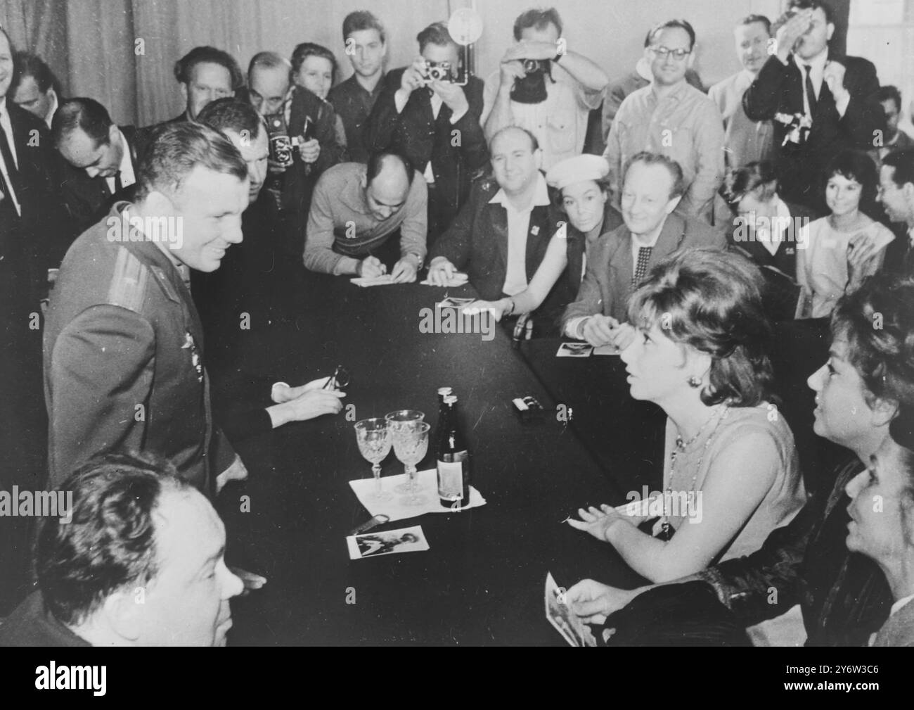 ASTRONAUT YURI GAGARIN WITH ITALIAN STAR GINA LOLLOBRIGIDA IN MOSCOW 17 ...