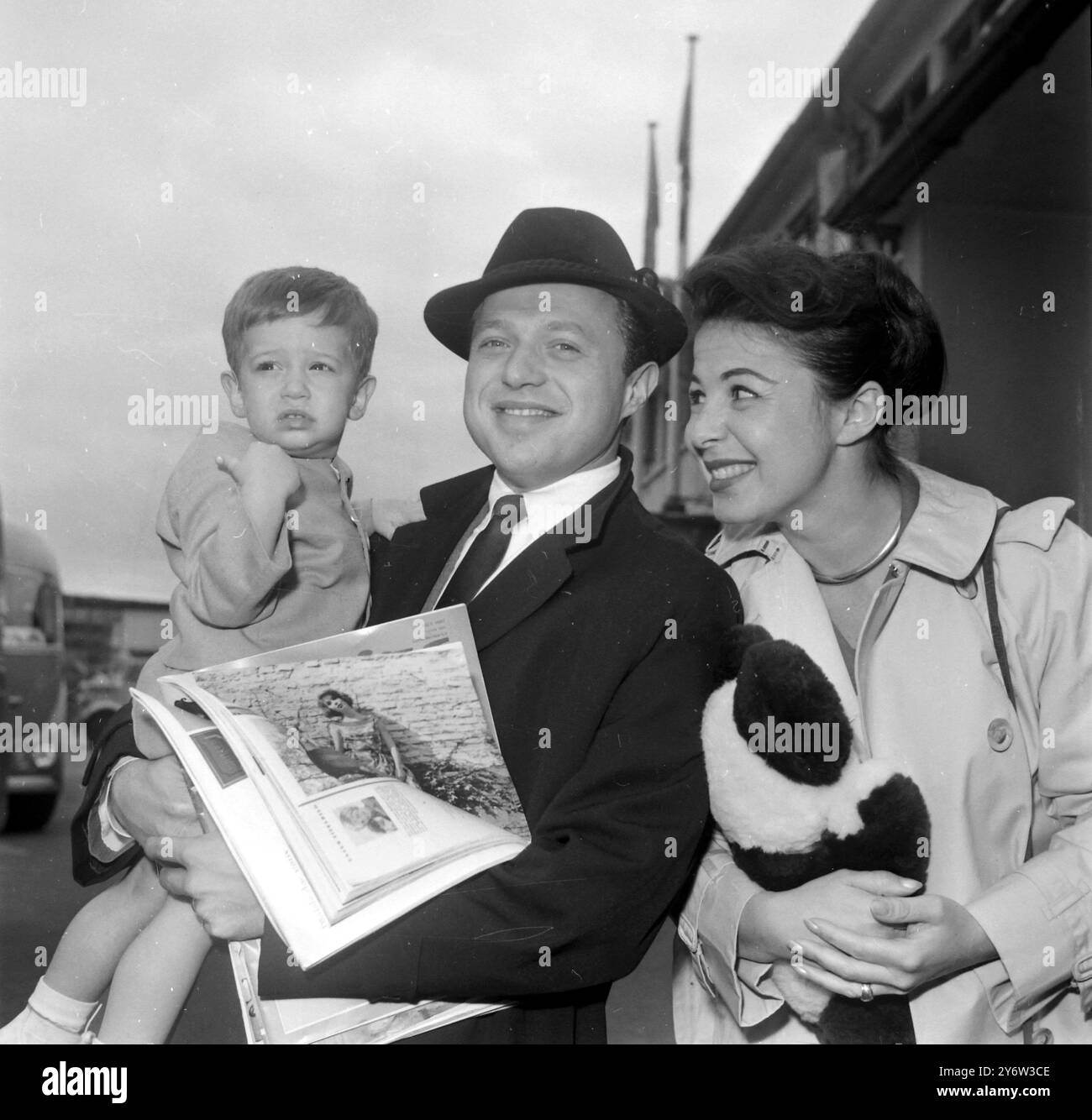 AMERICAN SINGER EYDIE GORME WITH HUSBAND STEVE LAWRENCE & SON DAVY IN ...