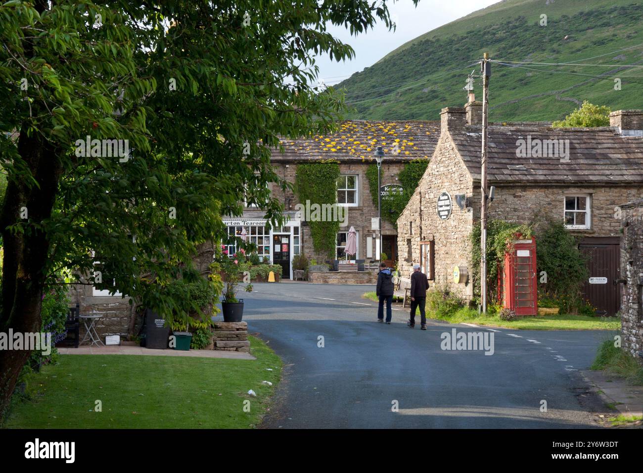 the picturesque hamlet of Thwaite, Swaledale, Yorkshire Dales, England ...