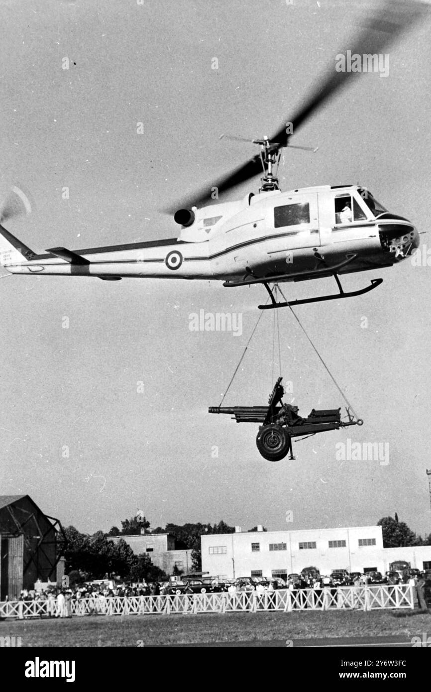 HELICOPTERS ARMY HELICOPTER LIFTING ARTILLERY DURING EXHIBITION ROME 14 ...