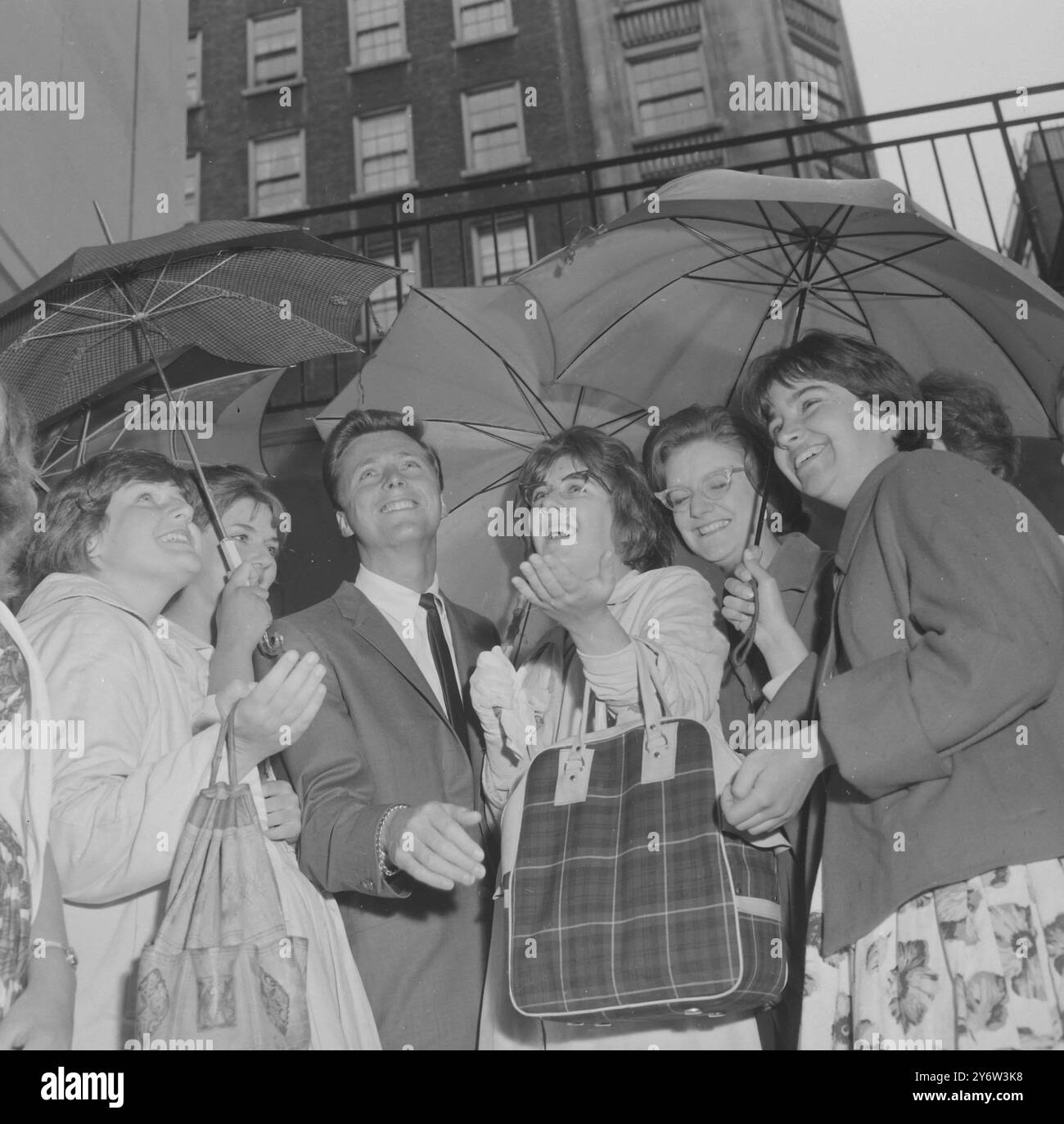 EDD KOOKIE BYRNES AT LONDON AIRPORT SIGNS AUTOGRAPHS / 16 JULY 1961 ...