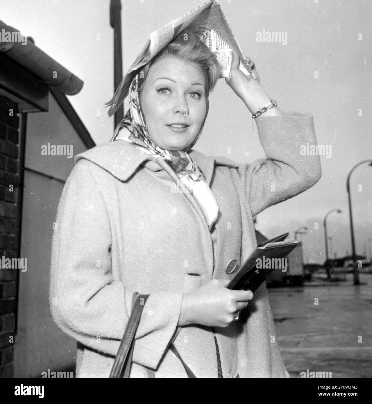 JULIET MILLS AT LONDON AIRPORT / 16 JULY 1961 Stock Photo - Alamy