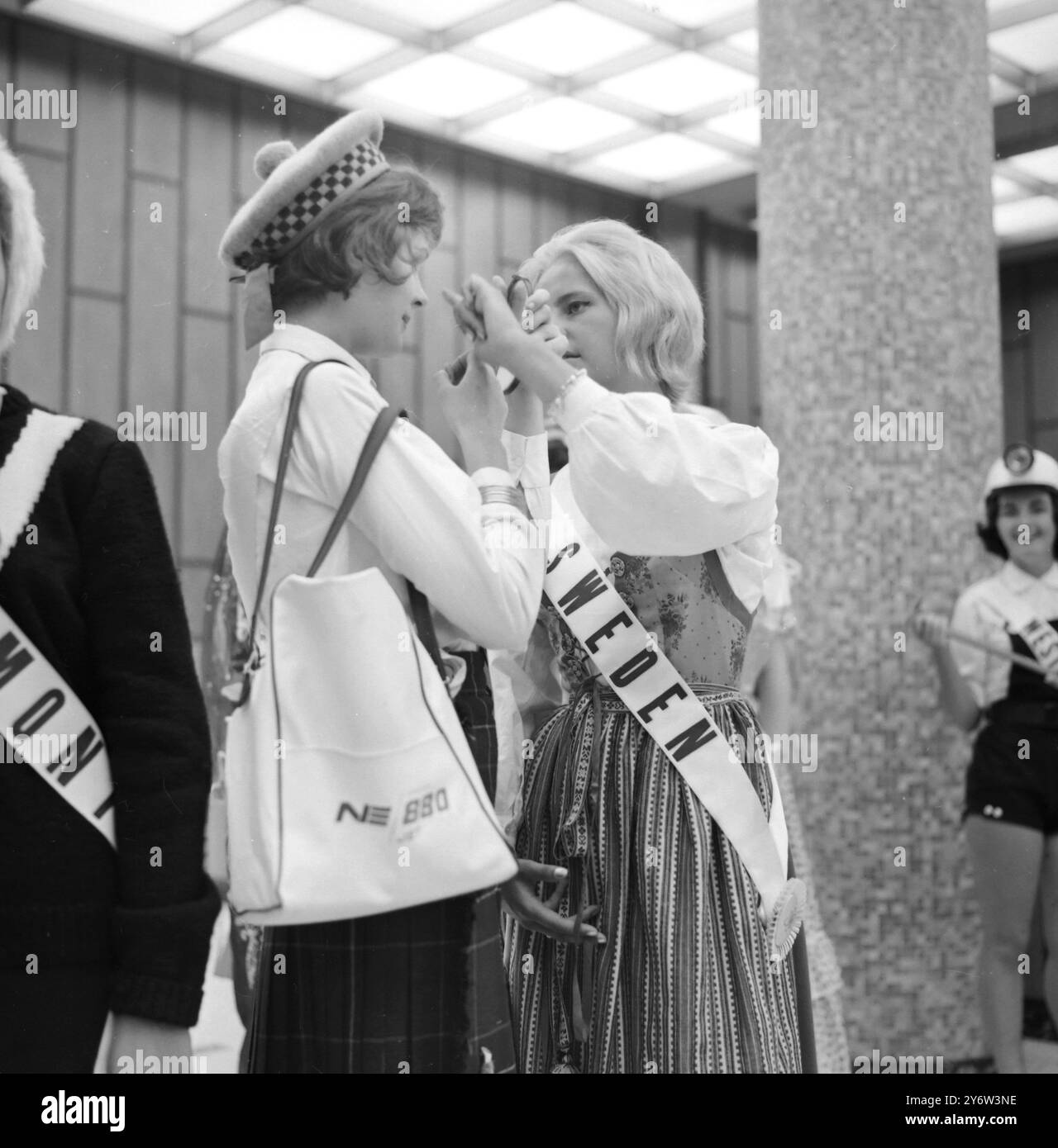 SUSAN JONES DOING A MAKES UP AT MISS UNIVERSE CONTEST IN MIAMI / 12 ...