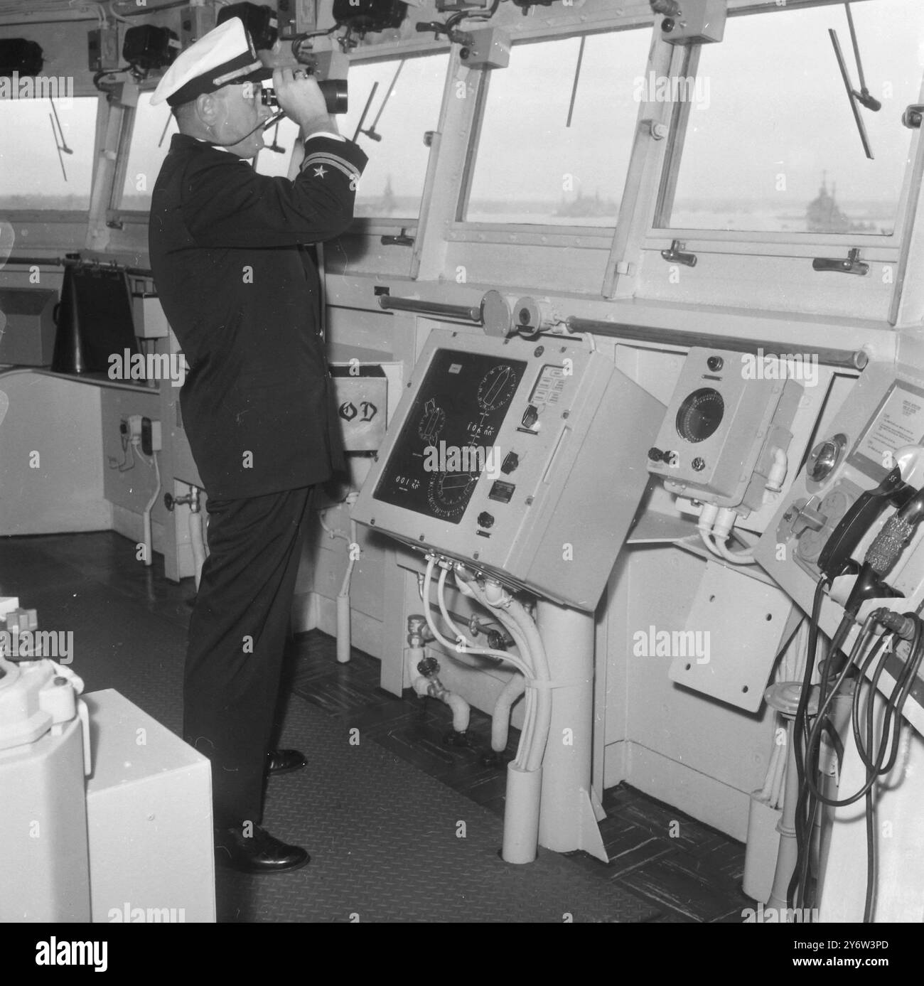 US NAVY BRIDGE AND CAPTAIN CONTROL PANEL US GUIDED MISSILE FRIGATE IN ...