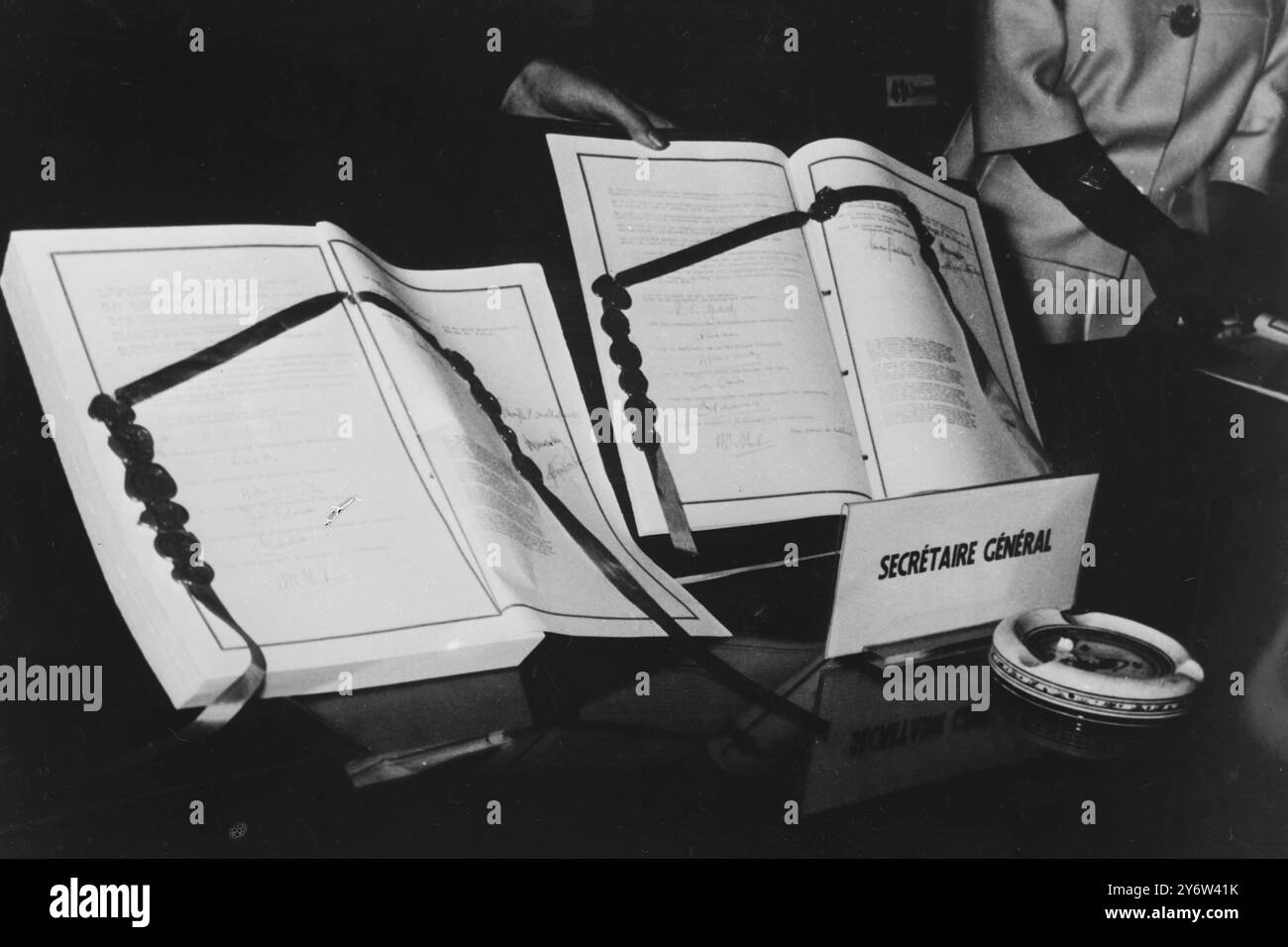 GREECE SIGN DOCUMENT TO JOIN EUROPEAN COMMON MARKET EEC SIGNING / 11 ...