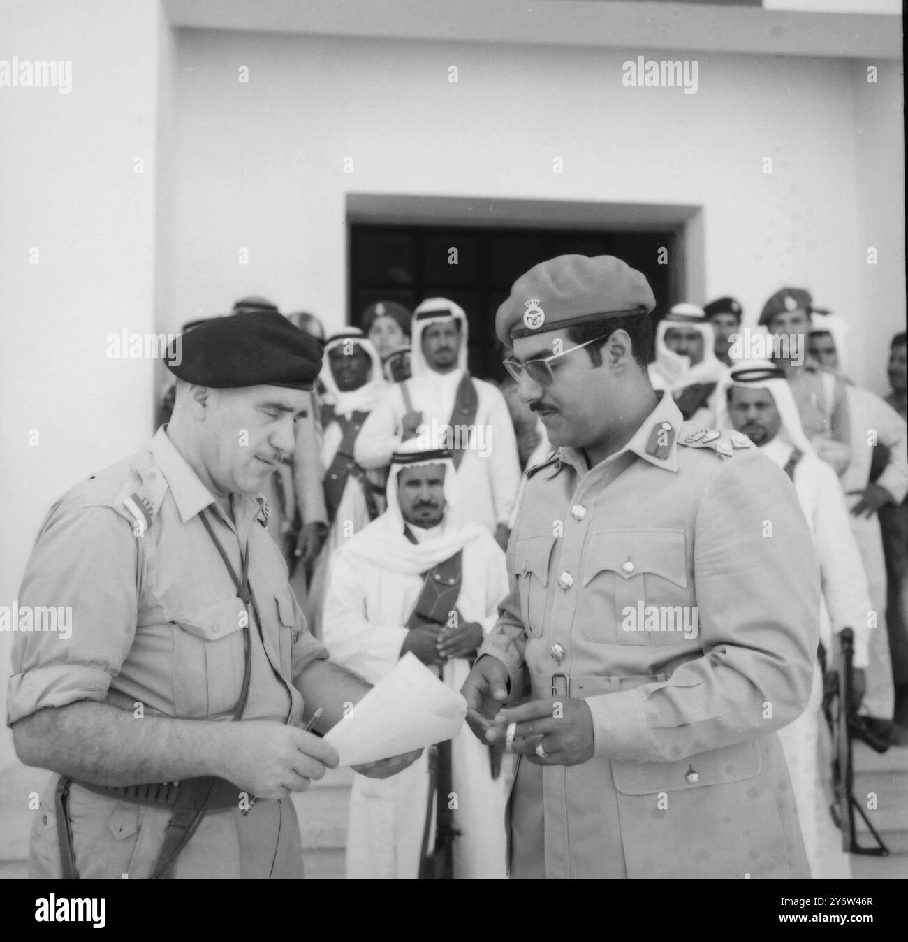 BRITISH OFFICER WITH SHIEKHS IN KUWAIT / 9 JULY 1961 Stock Photo - Alamy
