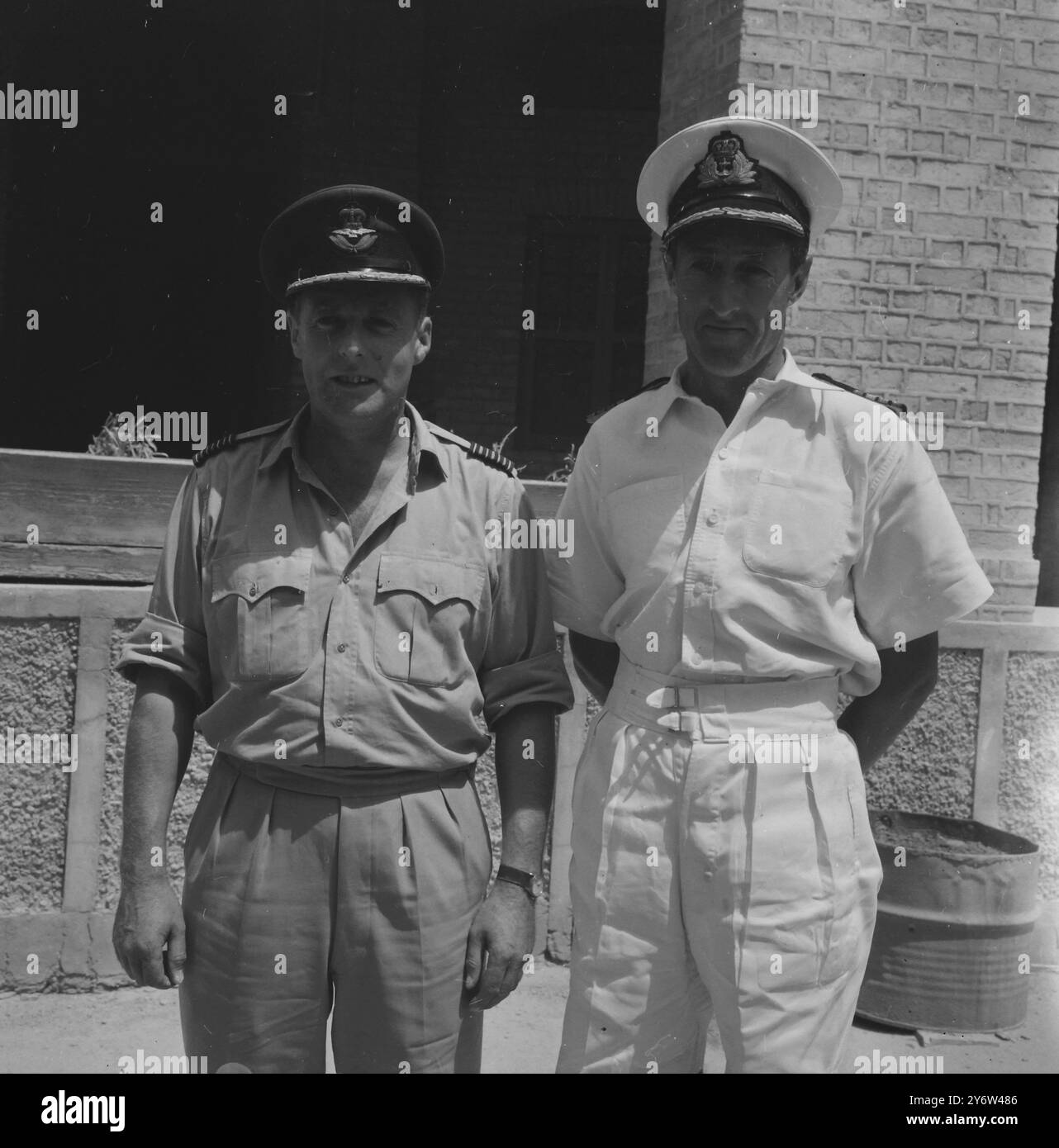 BRITISH ARMY OFFICERS TALKING TACTICS IN KUWAIT 9 JULY 1961 Stock Photo ...