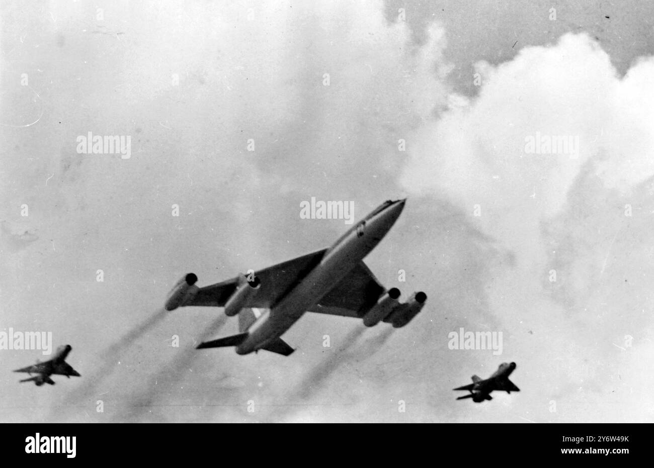 AVIATION BOUNDER JET HEAVY BOMBERS IN FLIGHT IN MOSCOW 9 JULY 1961 ...