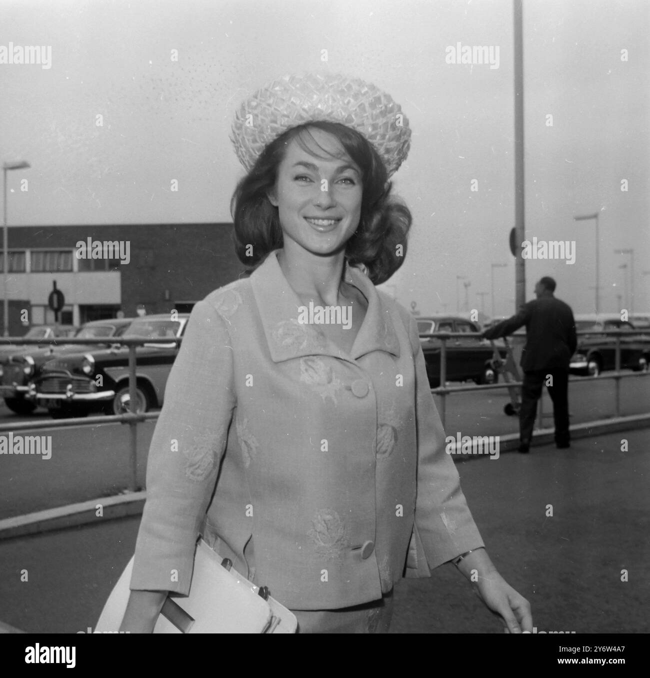 ACTRESS SHIRLEY ANN FIELD AT LONDON AIRPORT / 10 JULY 1961 Stock Photo ...