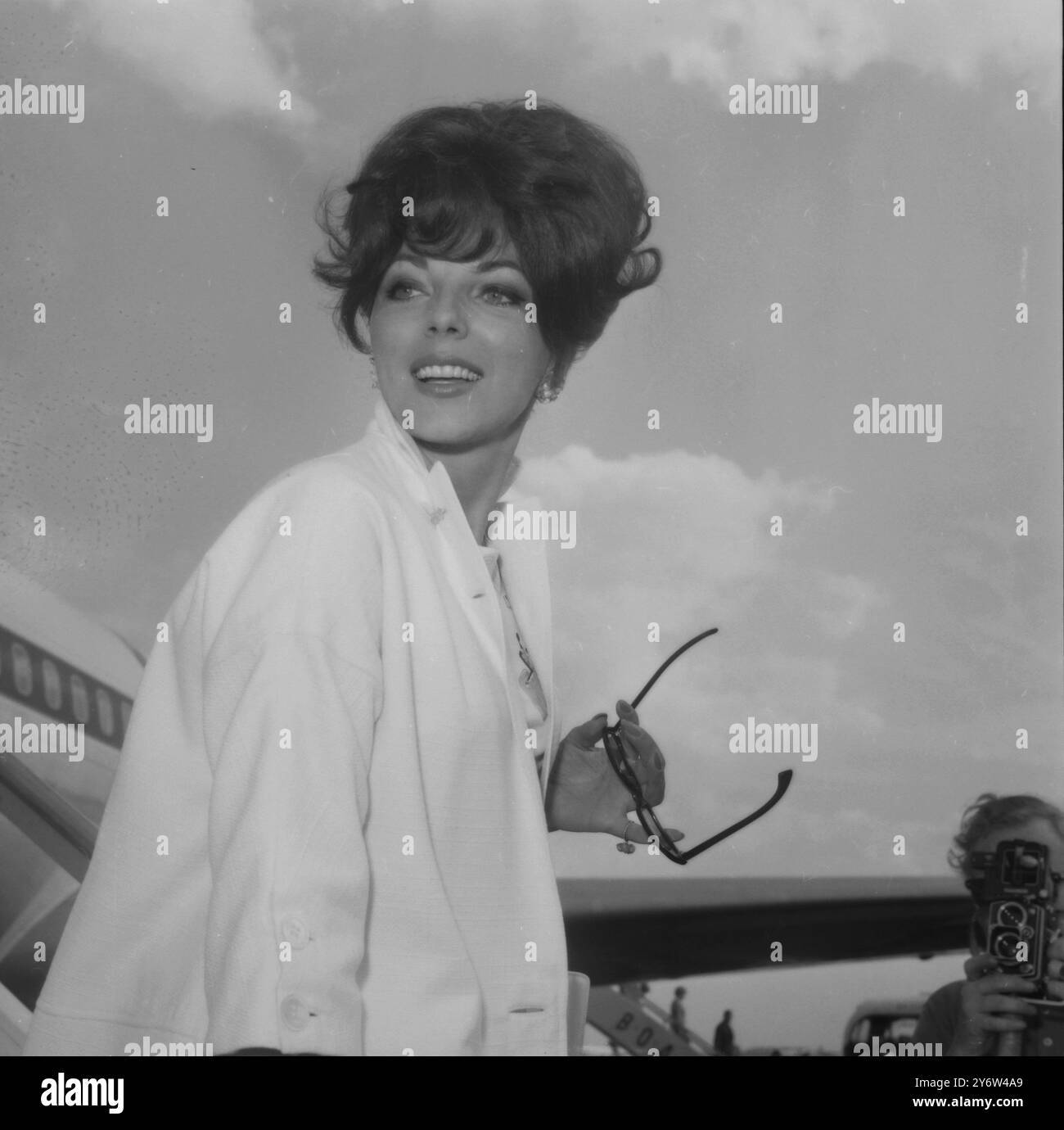 ACTRESS JOAN COLLINS AT LONDON AIRPORT 9 JULY 1961 Stock Photo - Alamy