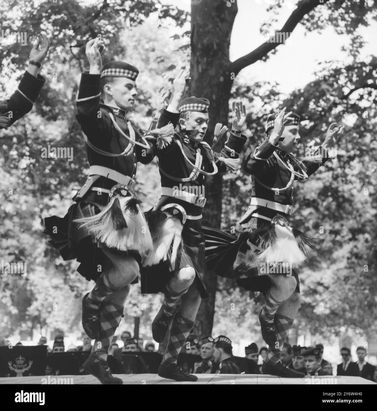 DANCE GORDON HIGHLANDERS ST JAMESS PARK 7 JULY 1961 Stock Photo - Alamy