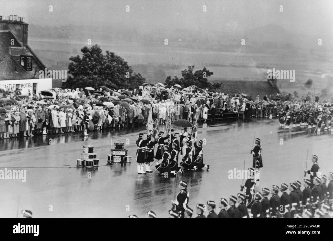 QUEEN ELIZABETH II PRESENTS NEW COLOURS ARGYLL SUTHERLAND HIGHLANDERS ...