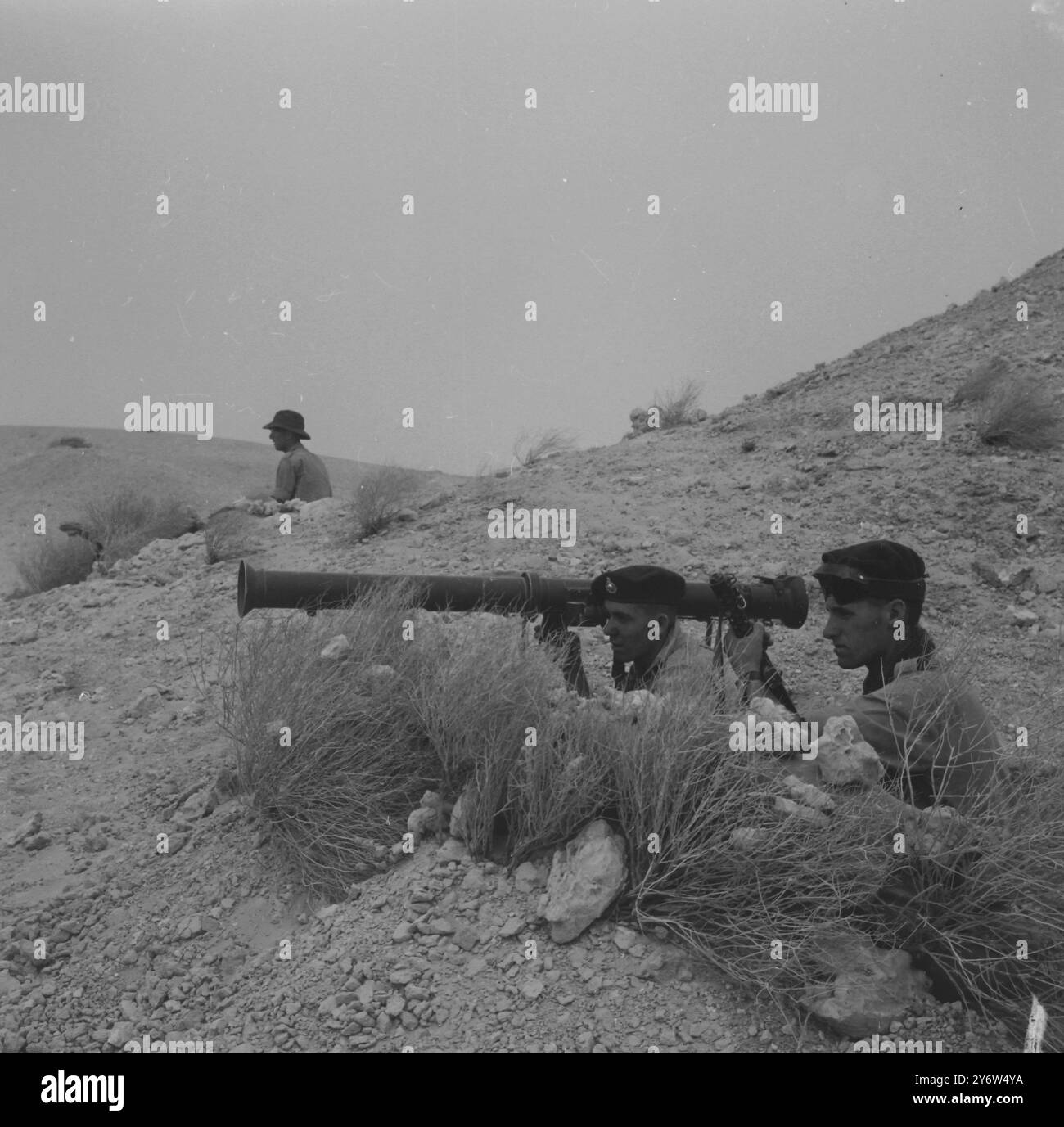 BRITISH ARMY ROYAL MARINES DIG IN DESERT IN KUWAIT 4 JULY 1961 Stock ...