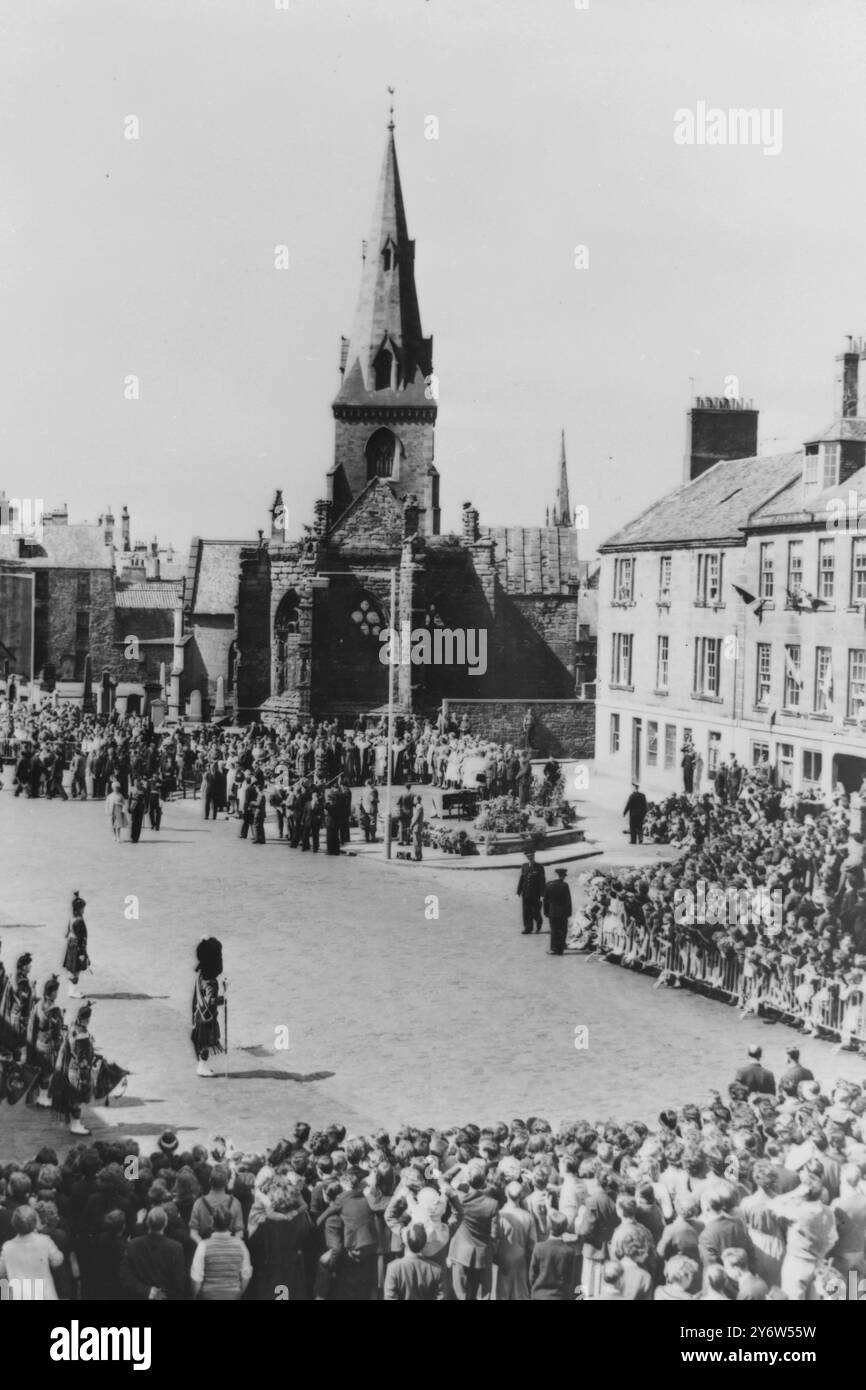 QUEEN ELIZABETH II WALKS IN STREETS DALKEITH MIDLOTHIAN 1 JULY 1961 ...