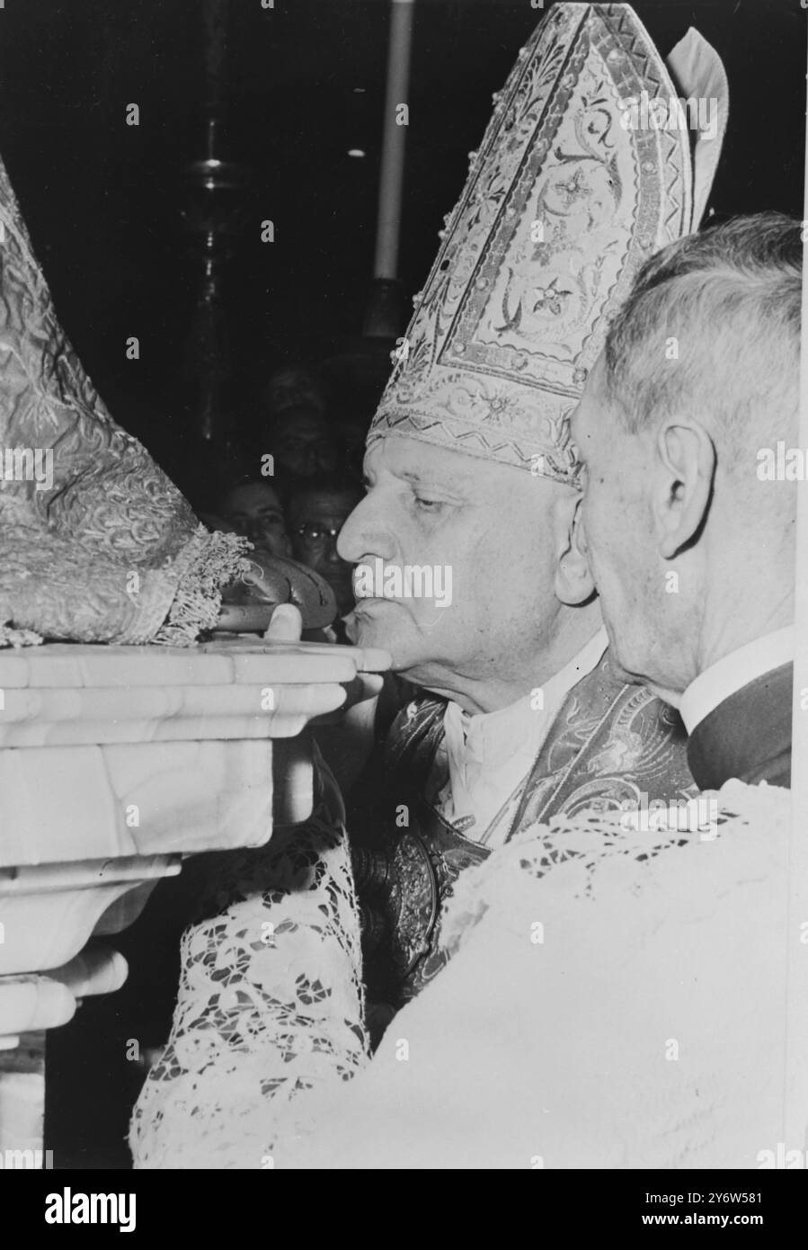 POPE JOHN XXIII KISSES ST PETERS STATUE / 29 JUNE 1961 Stock Photo - Alamy