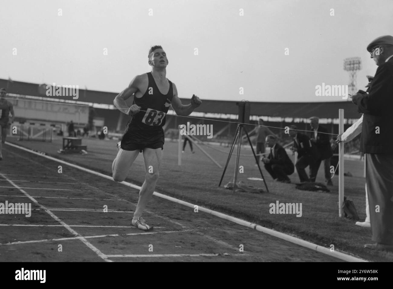 RUNNER PETER SNELL OF NEW ZEALAND WIND GOLD MEDAL IN LONDON 28 JUNE ...