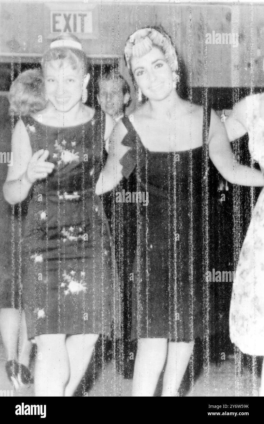 ACTRESS ELIZABETH TAYLOR DANCING / 29 JUNE 1961 Stock Photo - Alamy