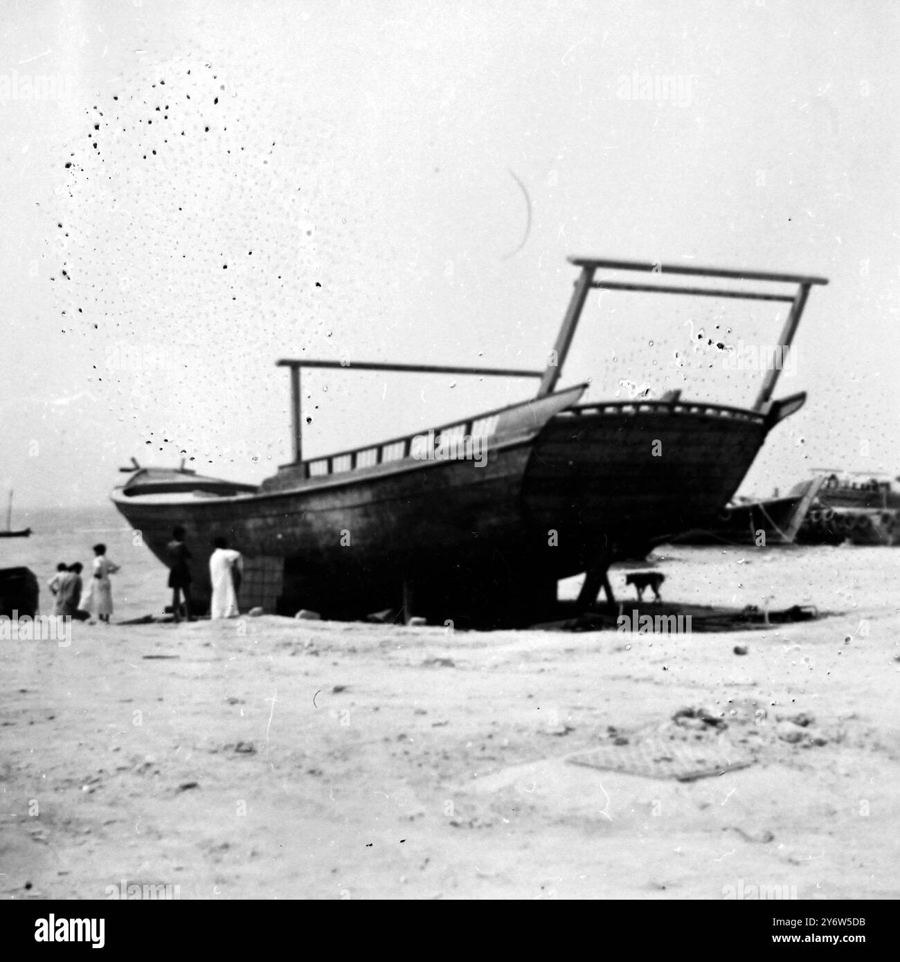 DHOW BOAT ON A DESERTED BEACH IN KUWAIT 28 JUNE 1961 Stock Photo - Alamy