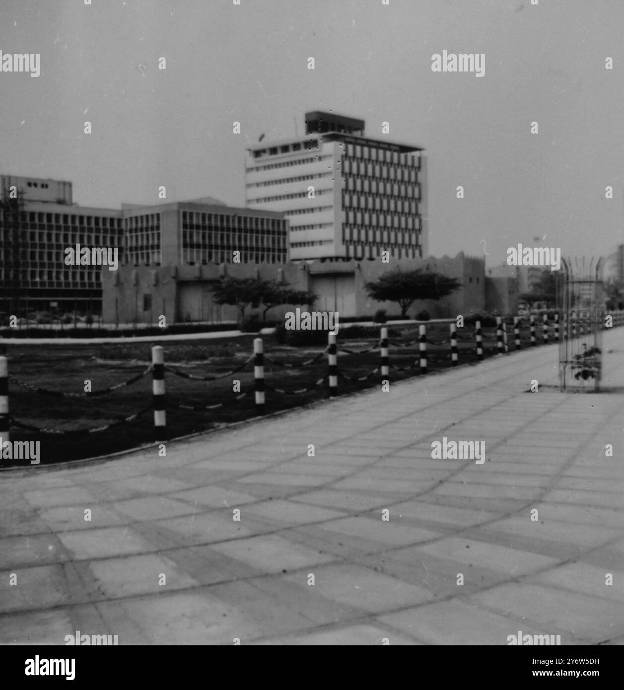MUD WALL 5 MILE LONG MUD WALL IN KUWAIT 28 JUNE 1961 Stock Photo - Alamy