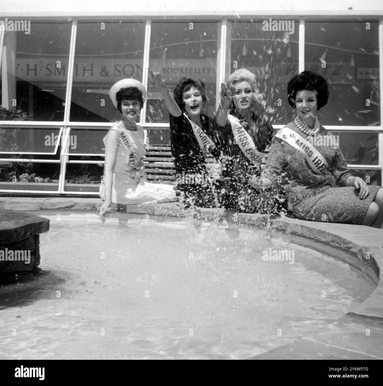 SUSAN JONES OF ABERDEEN WITH BEAUTY CONTESTANTS 23 JUNE 1961 Stock ...