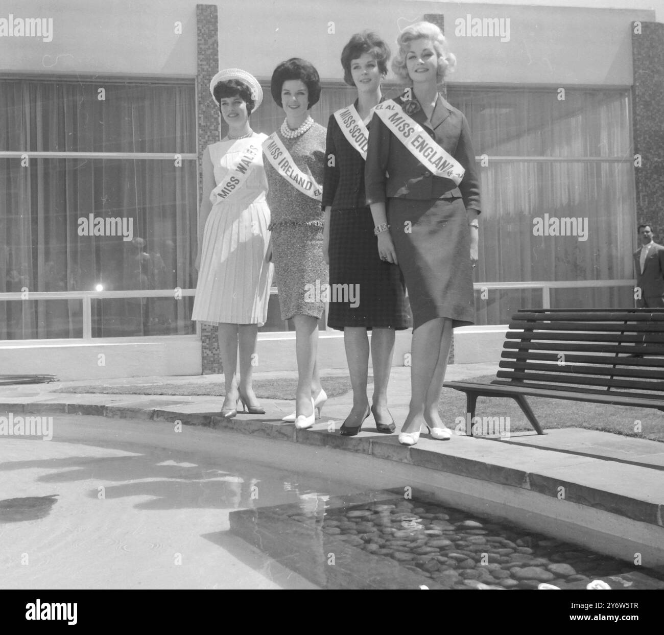 SUSAN JONES OF ABERDEEN WITH BEAUTY CONTESTANTS 23 JUNE 1961 Stock ...