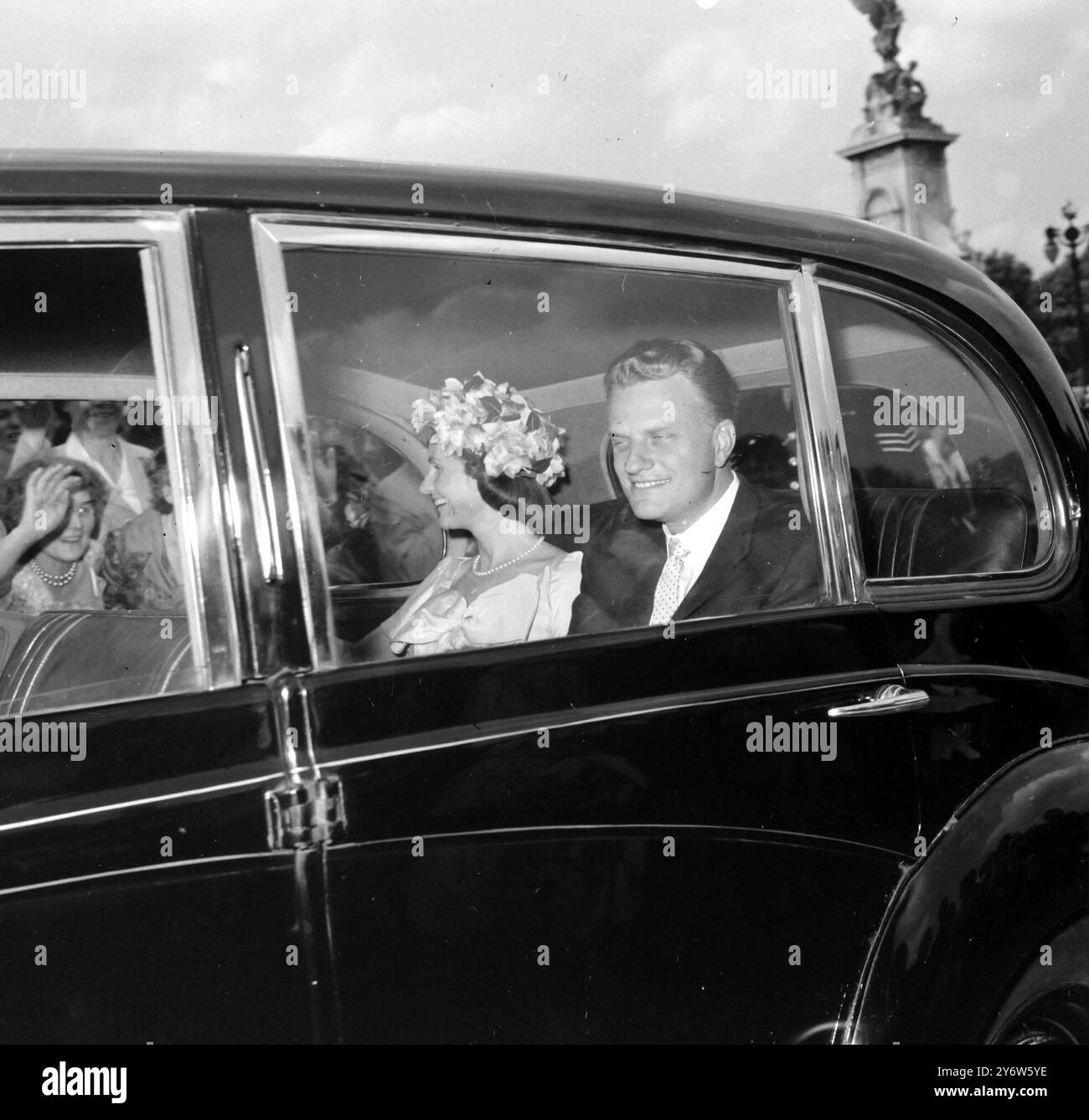BILLY GRAHAM WITH WIFE RUTH DRIVE TO BUCKINGHAM PALACE / 22 JUNE 1961 ...