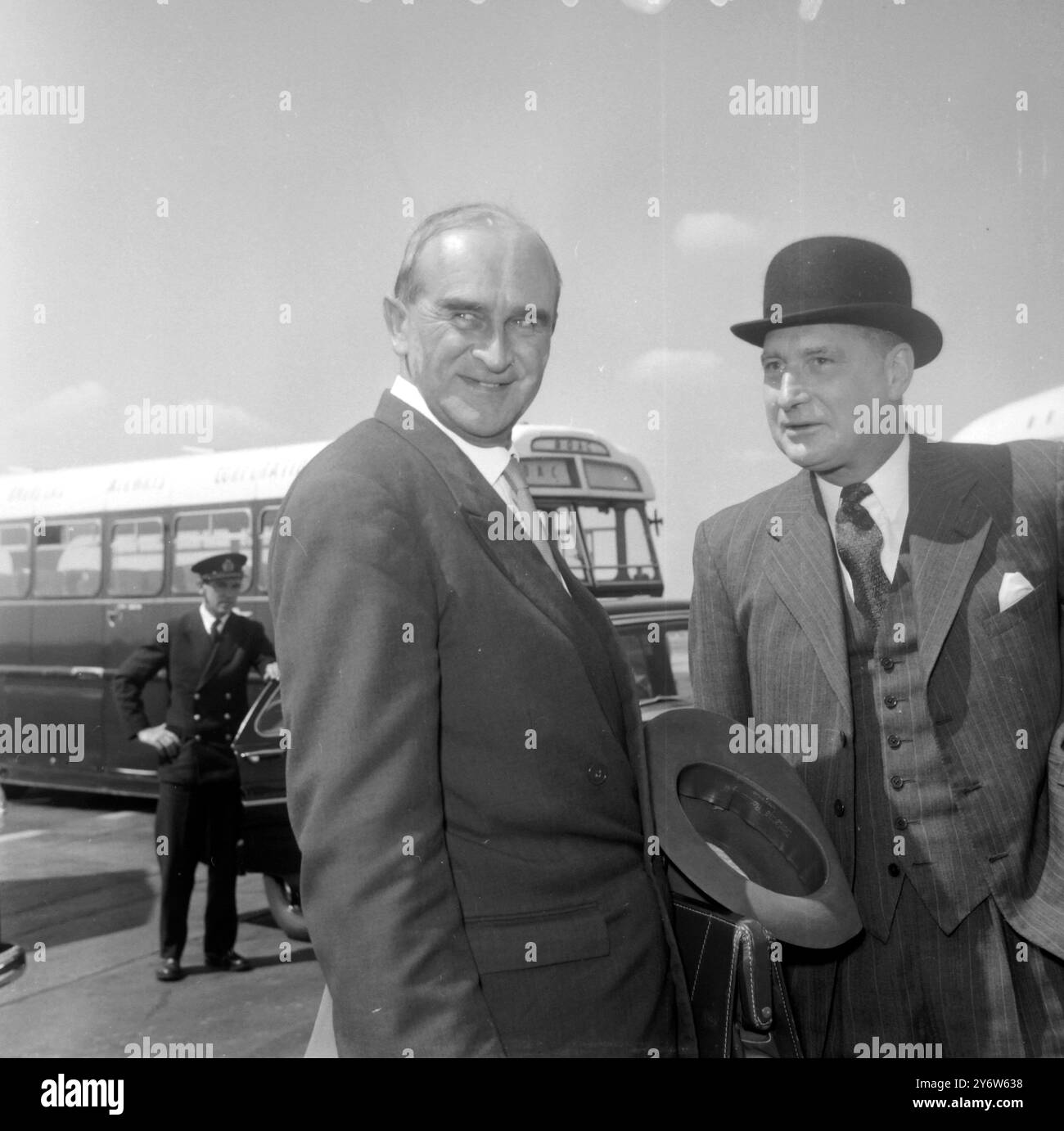 JOHN MOFFAT AT LONDON AIRPORT / 21 JUNE 1961 Stock Photo - Alamy