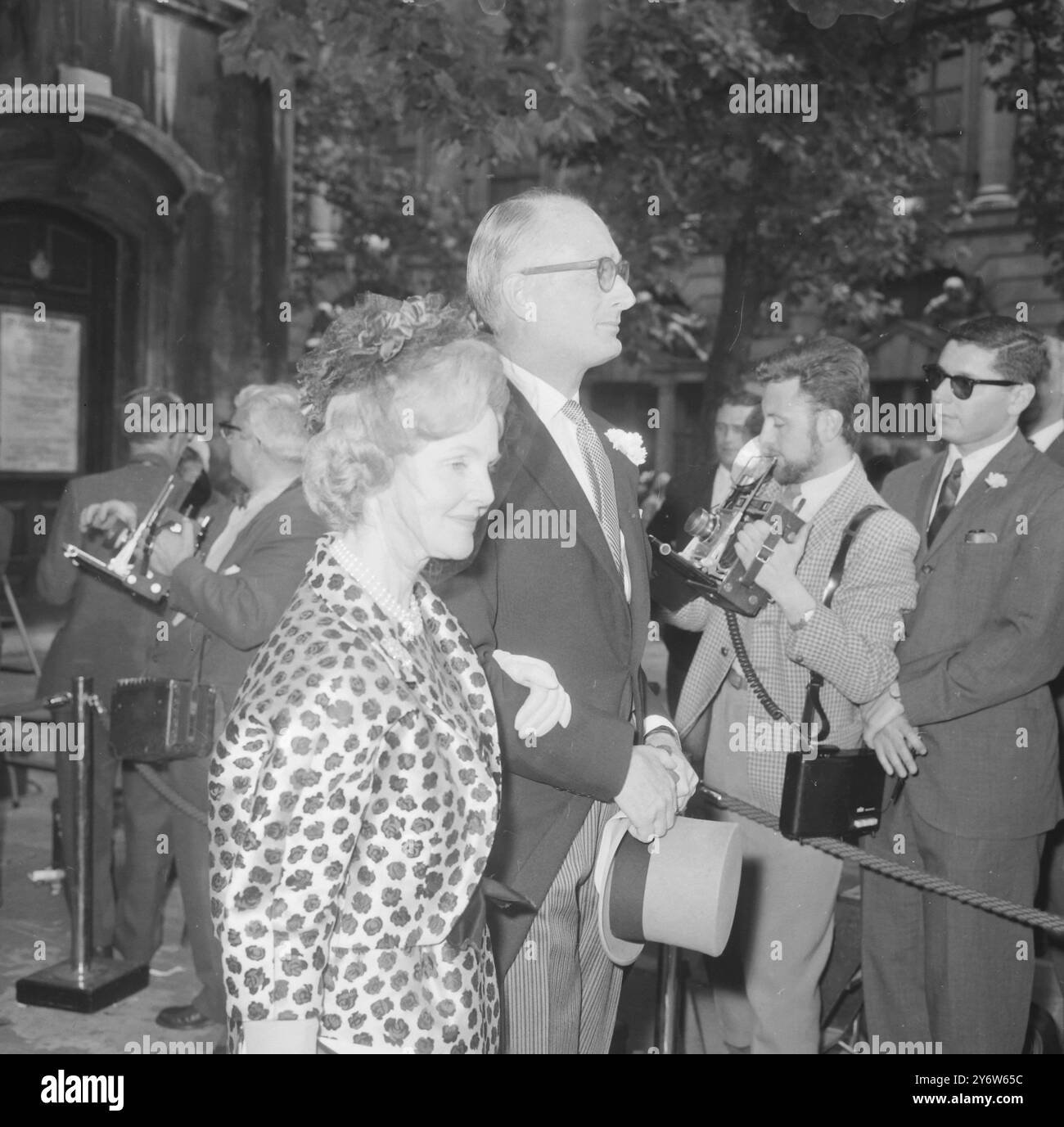 THE DUKE OF BEDFORD ARRIVE FOR TIARKS WEDDING IN LONDON 20 JUNE 1961 ...