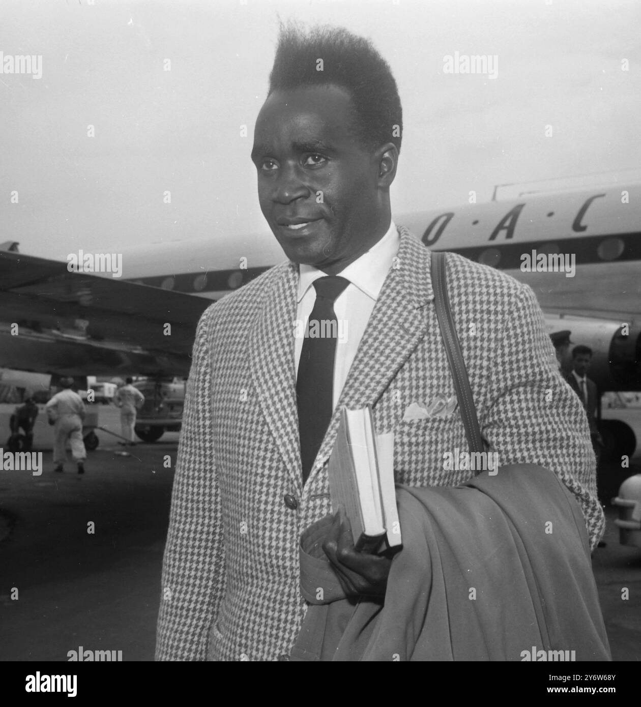 KENNETH KAUNDA AT LONDON AIRPORT 20 JUNE 1961 Stock Photo - Alamy