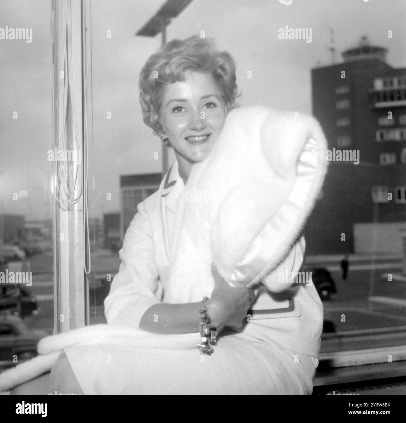 LIZ FRASER AT LONDON AIRPORT / 16 JUNE 1961 Stock Photo - Alamy