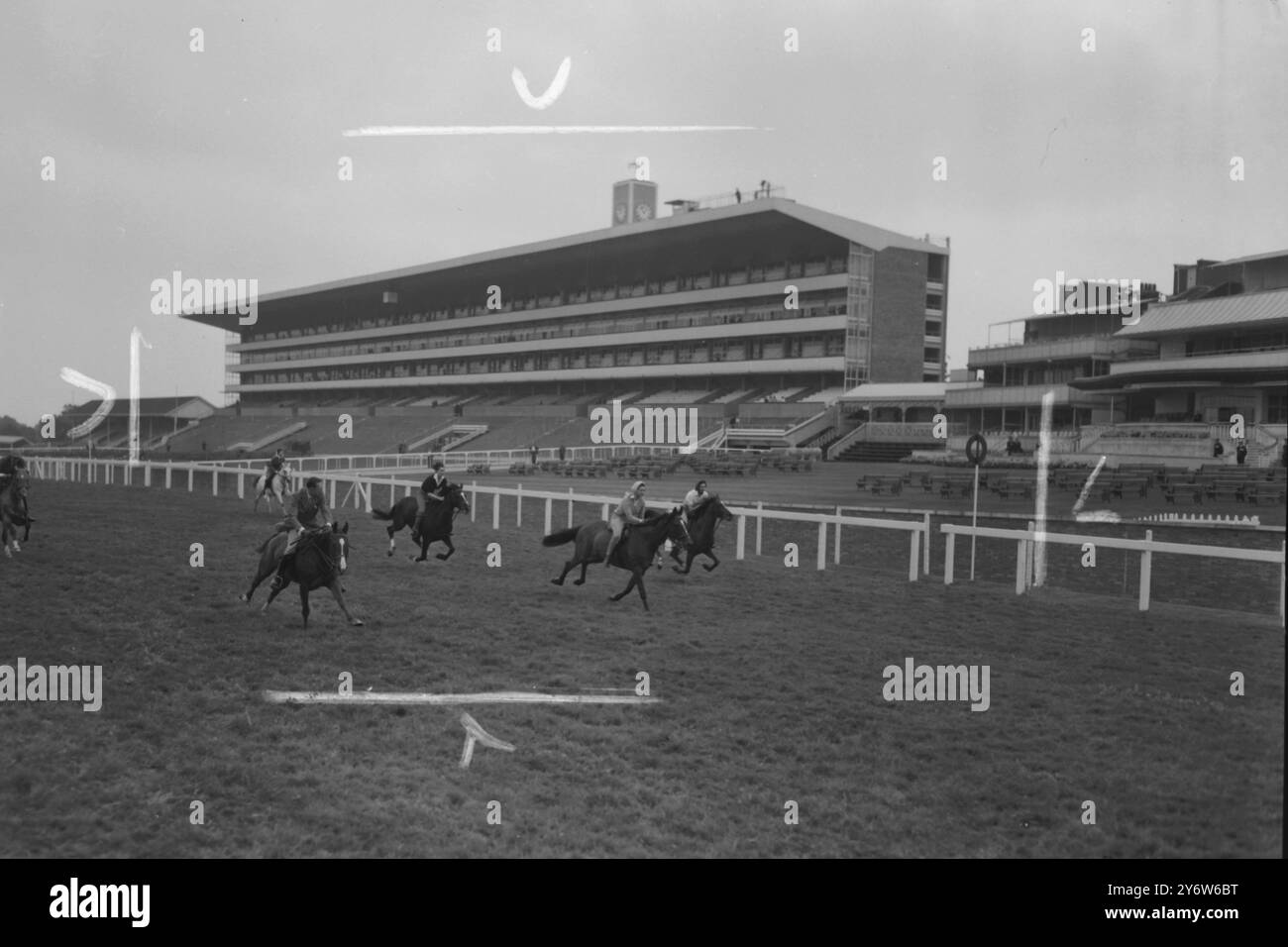 HORSE RACING ROYAL ASCOT ROYAL FAMILY P ALEX & QUEEN RACE ROUND COURSE ...