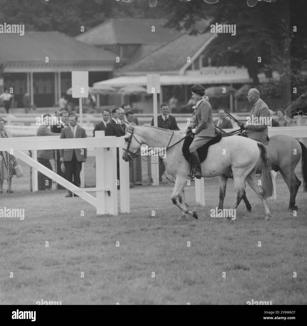 HORSE RACING ROYAL ASCOT ROYAL FAMILY P ALEX & QUEEN RACE ROUND COURSE ...