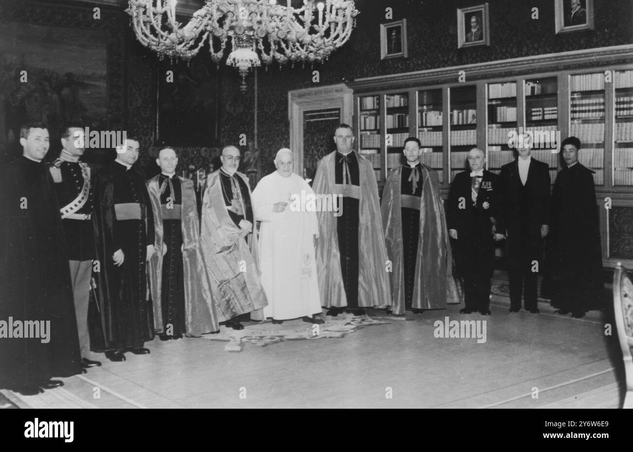 POPE JOHN XXIII - PAPAL PARTY IN VATICAN CITY 18 JUNE 1961 Stock Photo ...