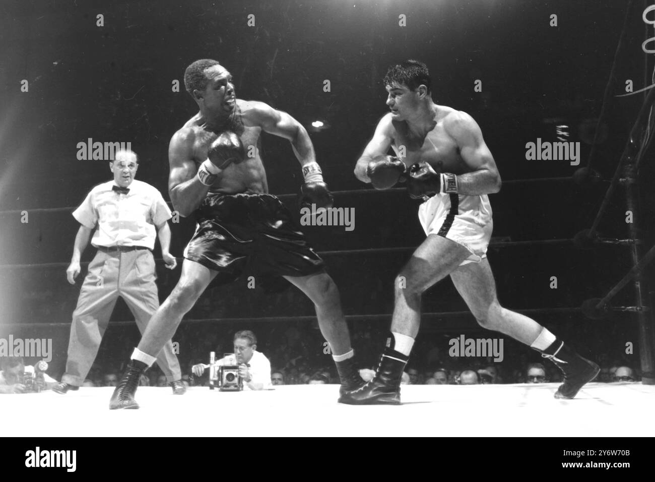 ITALIAN BOXER GIULIO RINALDI FIGHTING WITH ARCHIE MOORE IN NEW YORK 12 ...