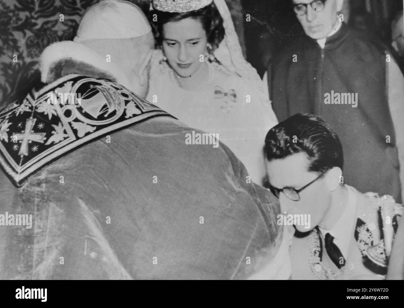 QUEEN FABIOLA LOOKS AS KING BAUDOIN KISSES THE POPE JOHN XXIII RING IN ...