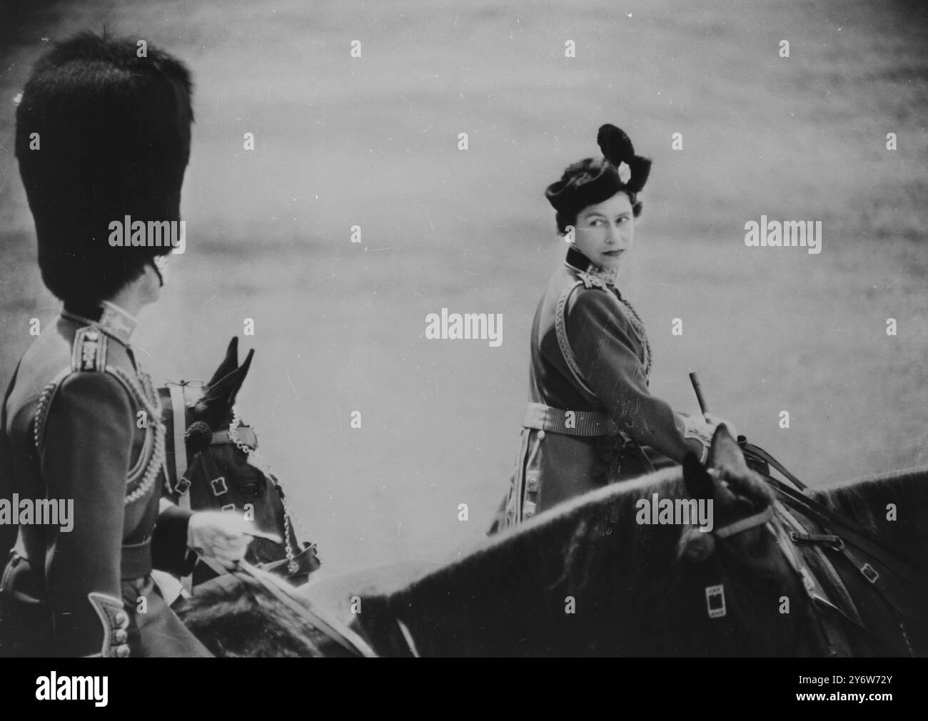 QUEEN ELIZABETH II LOOK AT PRINCE PHILIP FROM MOUNT IN LONDON 10 JUNE ...